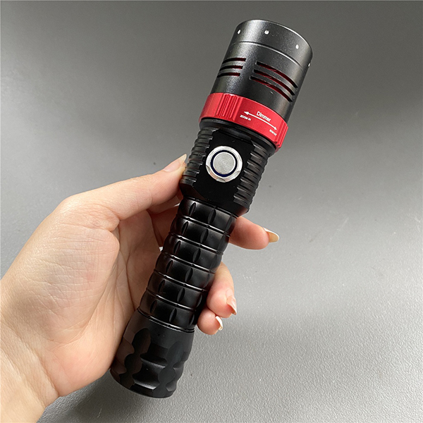Đèn pin LED sáng cầm tay có zoom cree cao cấp